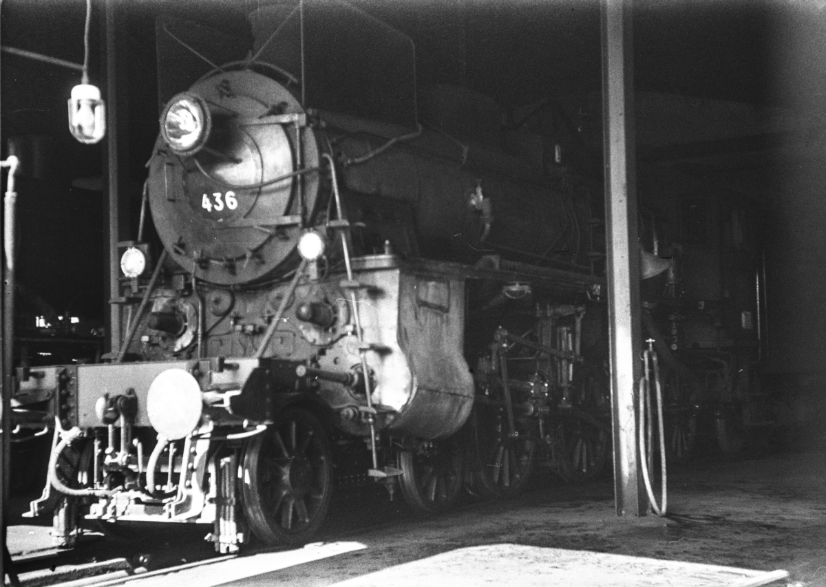Damplokomotiv type 26c nr. 436 i lokomotivstallen på Dombås stasjon ...