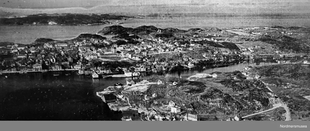 Flyfoto fra gamle Kristiansund. Gitt til Nordmøre museums fotosamlinger ...