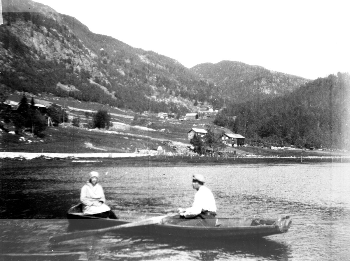 Fotoarkiv etter Aanund Olavson Edland. Torstein og Margit Hermansen må ...