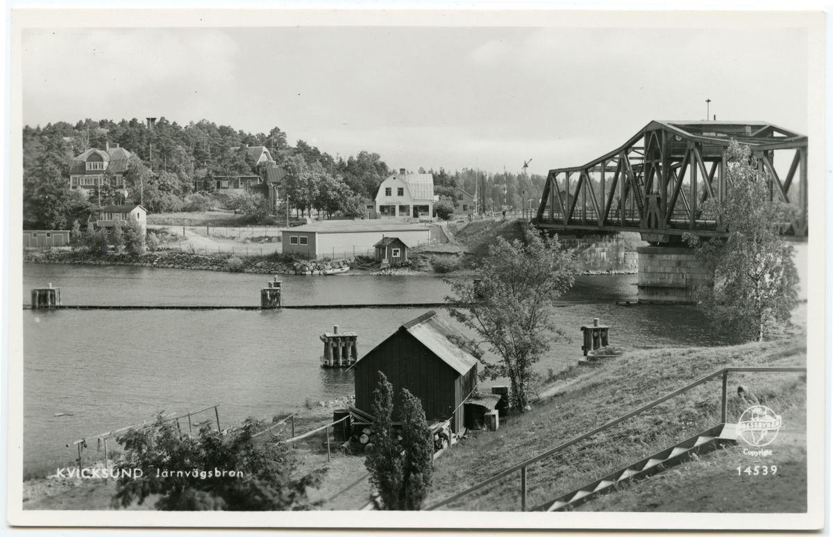 Kvicksundsbron sett från norra delen av samhället mot den södra, på ...