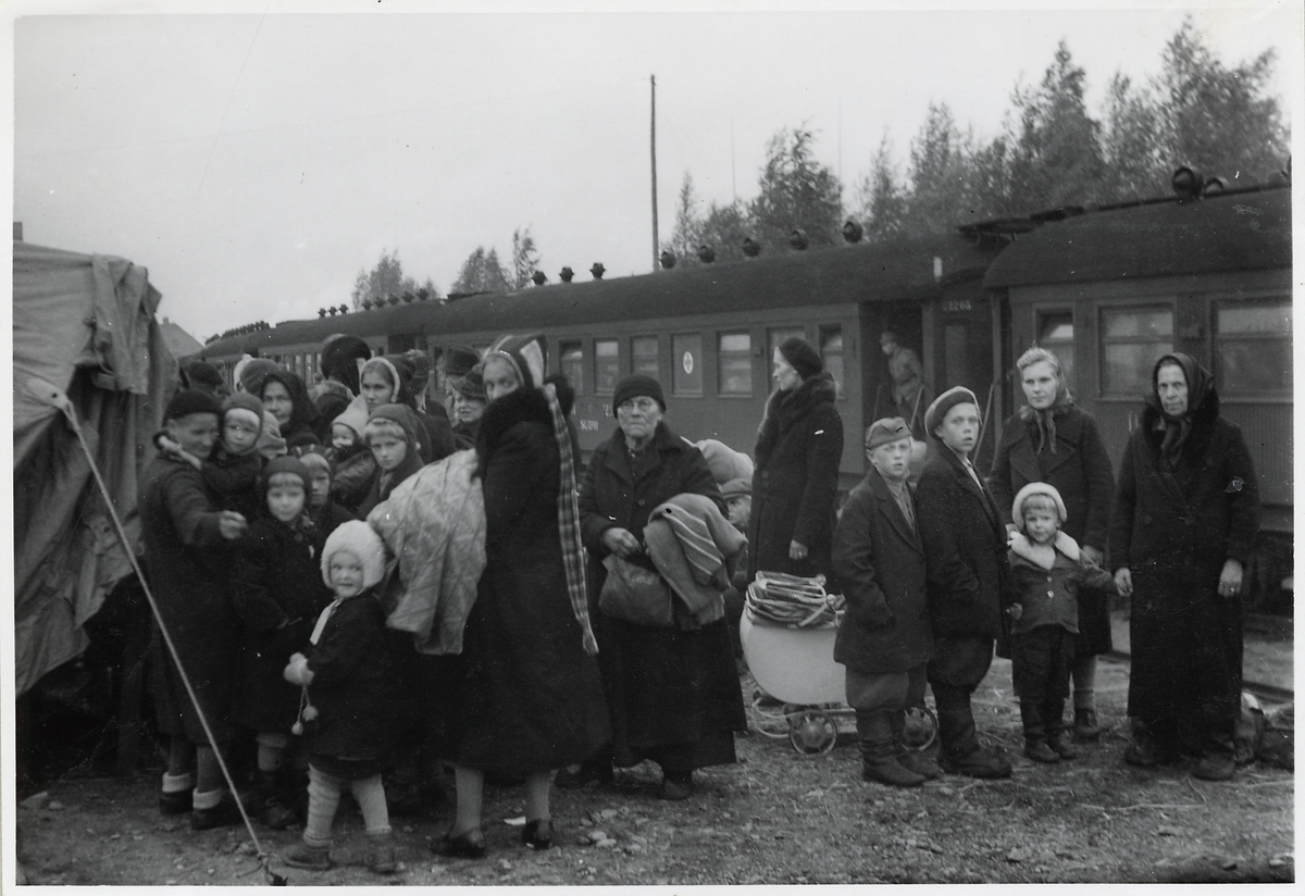 Finska flyktingar i Haparanda, hösten 1944. - Järnvägsmuseet ... Finska flyktingar i Haparanda, hösten 1944. - Järnvägsmuseet ...