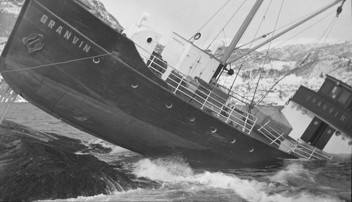 GRANVIN har gått på land, 21. februar 1933, ved Tjuvaholmen nord for ...