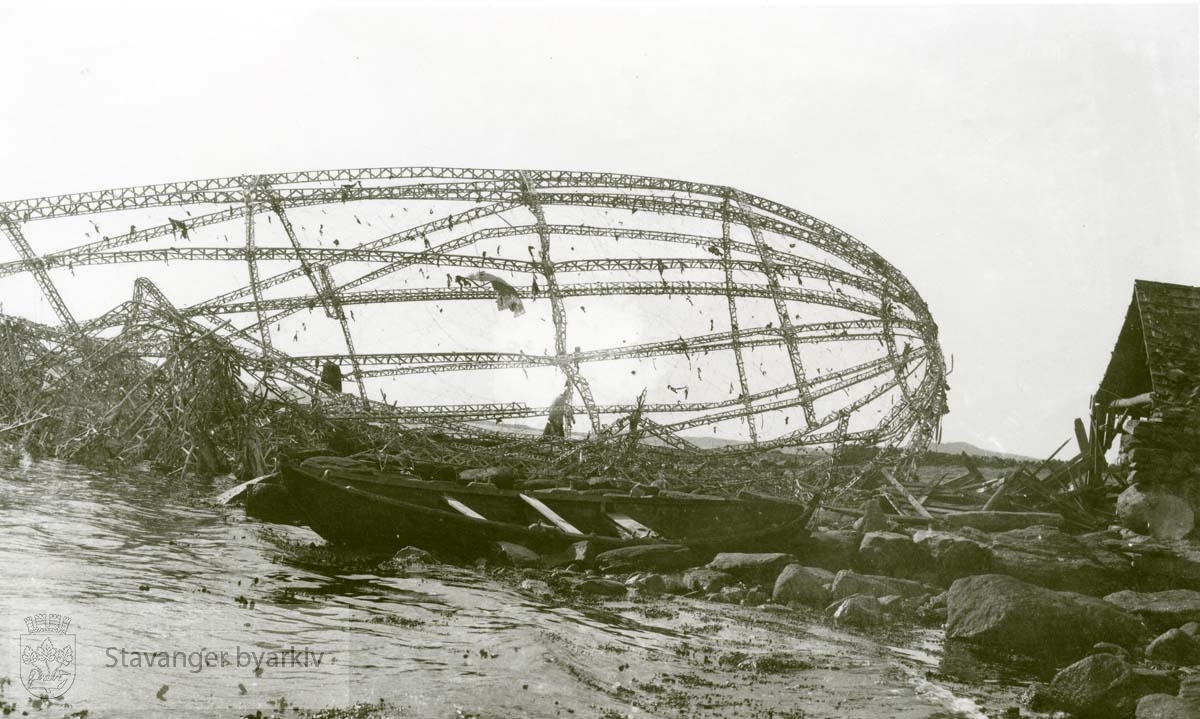 Zeppeliner styrtet i Gandsfjorden - Stavanger byarkiv / DigitaltMuseum