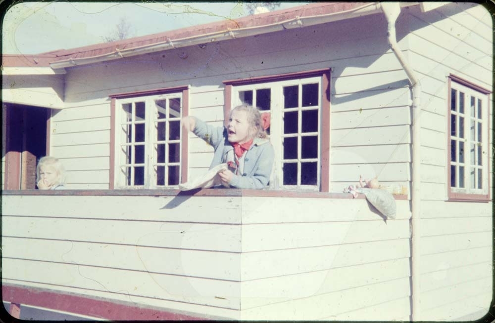 Kippermoen barnepark, 1961-62. Barn på balkongen. Anne-Britt (?) står ...