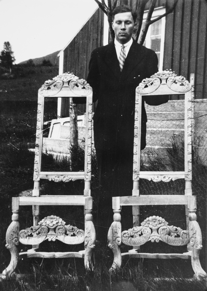 Leirfjord, Fagervika. To stoler skåret ut av kunstner og treskjærer ...