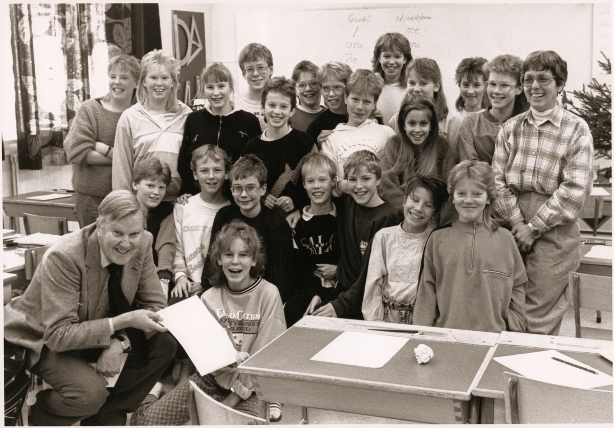 Glada elever i sjätte klass från Engelbrektsskolan i Arboga som vunnit ...