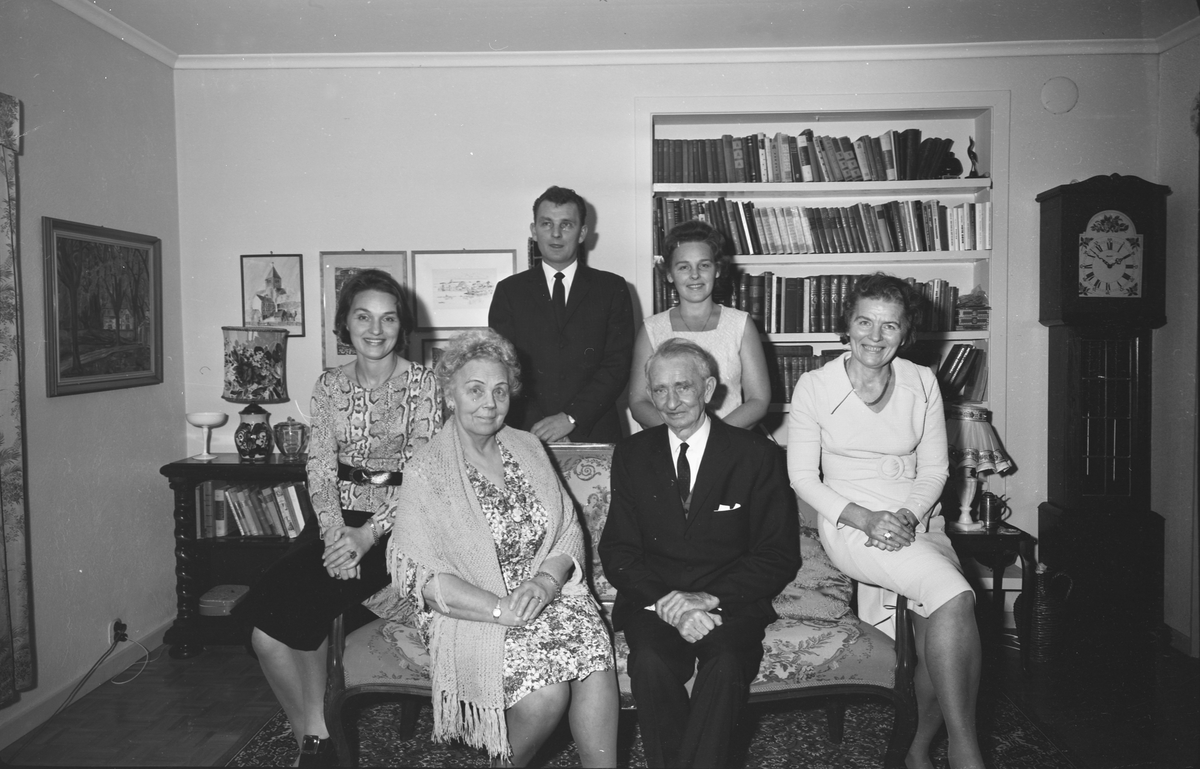 Portrett. Familiegruppe på tolv. To eldre kvinner og en voksen mann, to ...