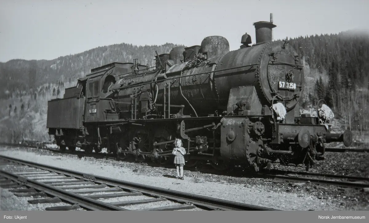 Damplokomotiv type 61a nr. 3258 hensatt på Støren stasjon. - Norsk ...