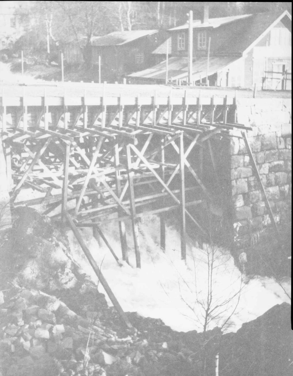 Repro: Bygging den nedre brua over Mesnaelva - Brufoss bru - i Brufoss ...