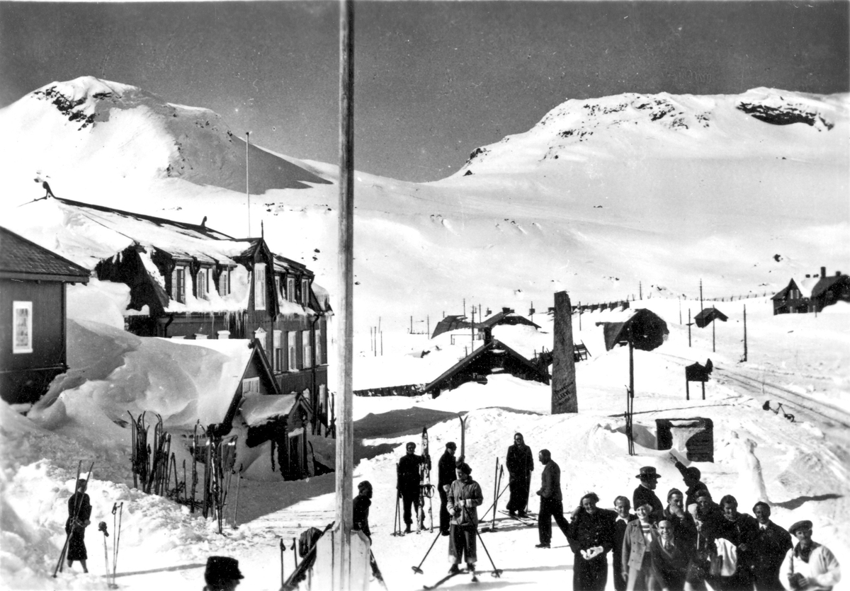 Vinterbilde frå Finse stasjon. - Gol bygdearkiv / DigitaltMuseum