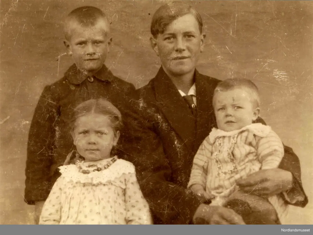 Barna til Mathias Lind Olsen (1874 - 1952) og Anna Emilie Olsen (1876 ...