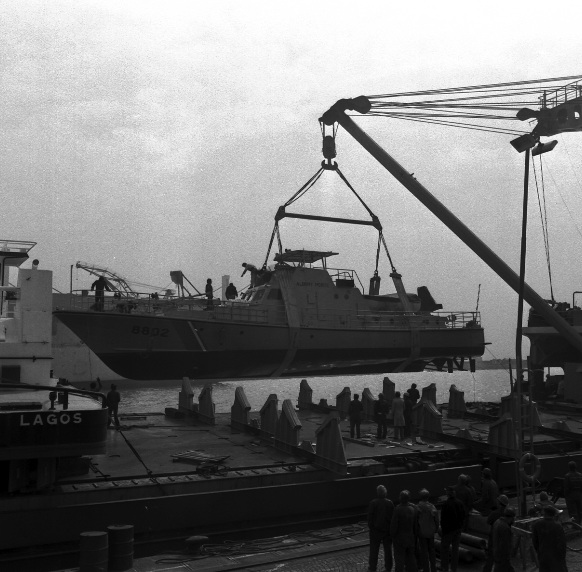 CG 27 Lyft av CG 27 till lastfartyg - Marinmuseum / DigitaltMuseum