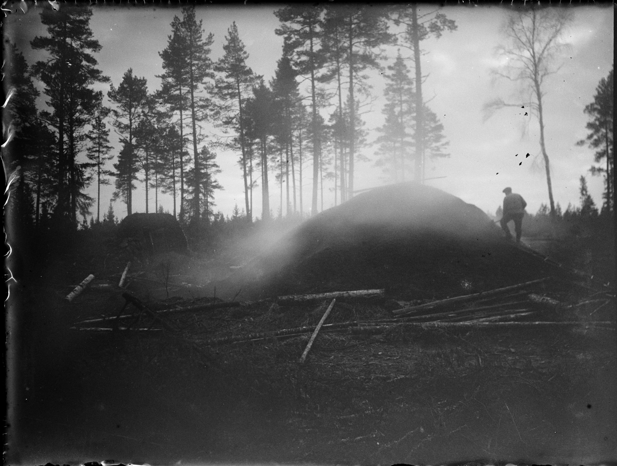 Man på en kolmila, Sverige - Upplandsmuseet / DigitaltMuseum