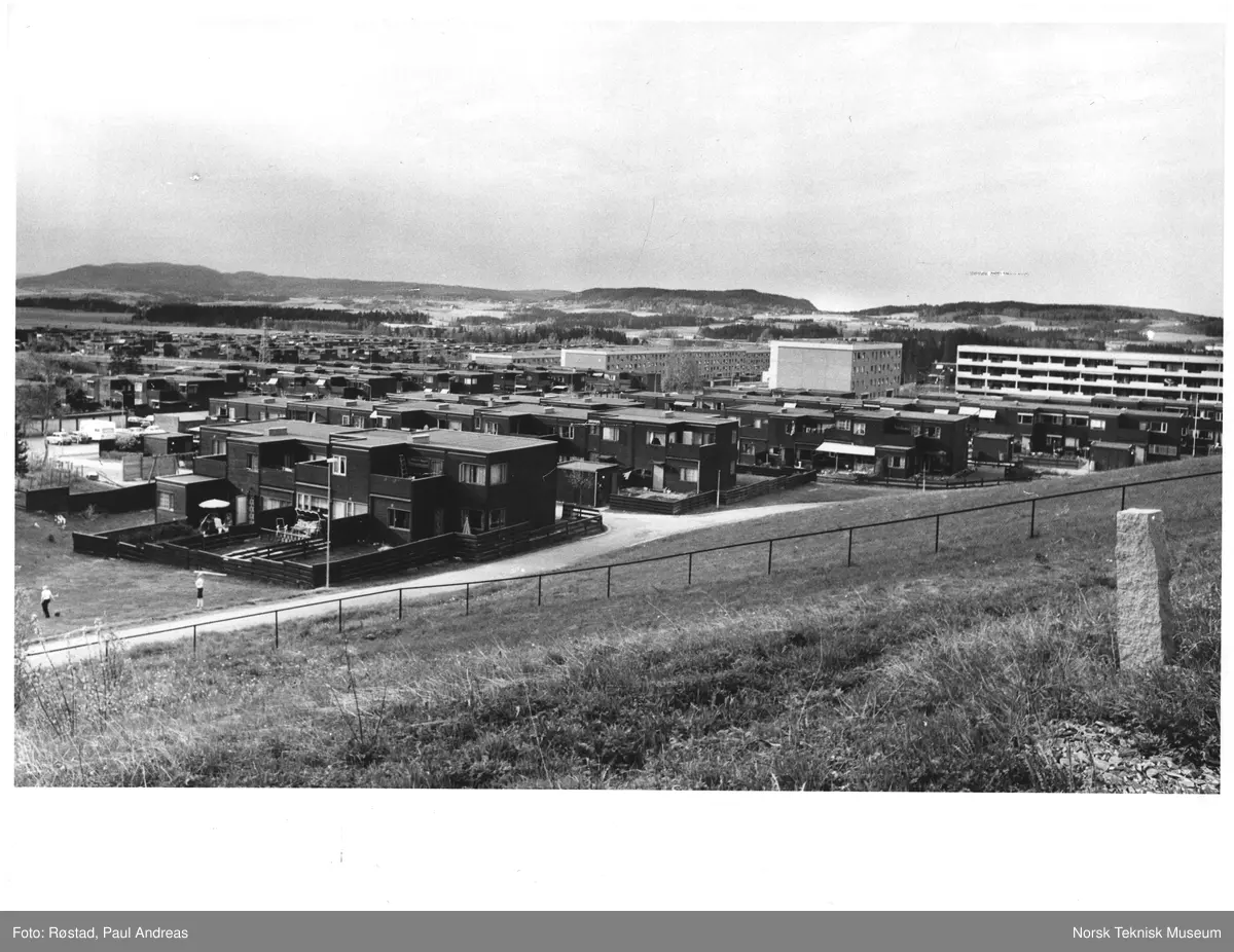 En del av Skjetten - landsbyen Strømmen - DEXTRA Photo / DigitaltMuseum