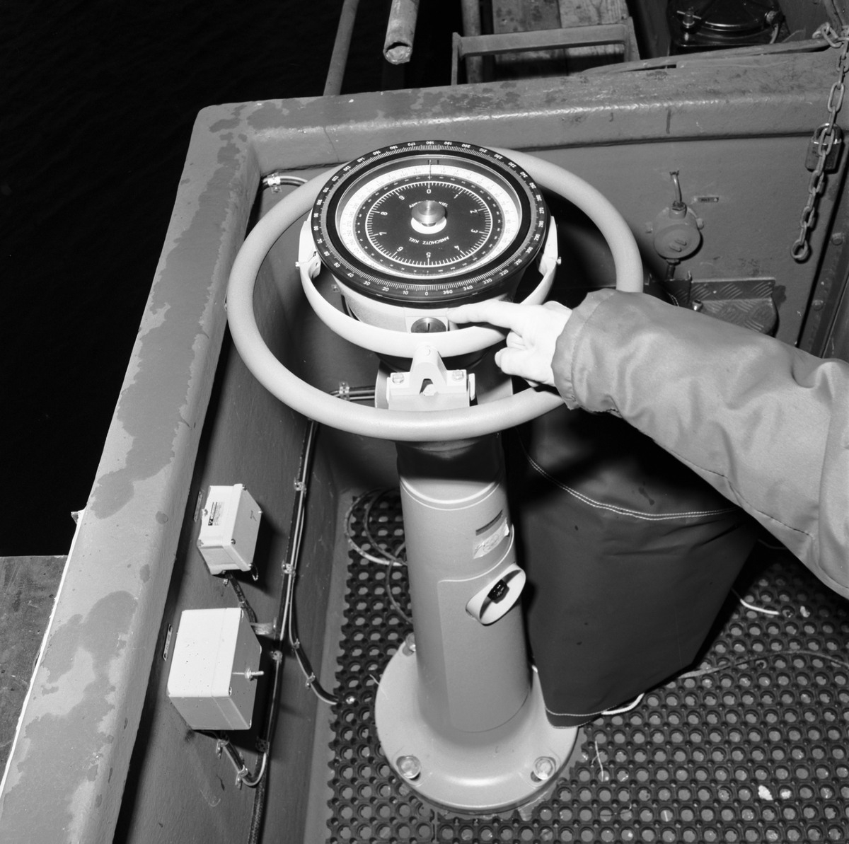 Gyrokompass ombord på M76 Ven beskrivning - Marinmuseum / DigitaltMuseum