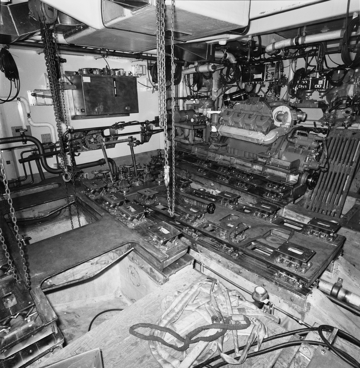 Lyft av motor till YSB båt nr 1 - Marinmuseum / DigitaltMuseum