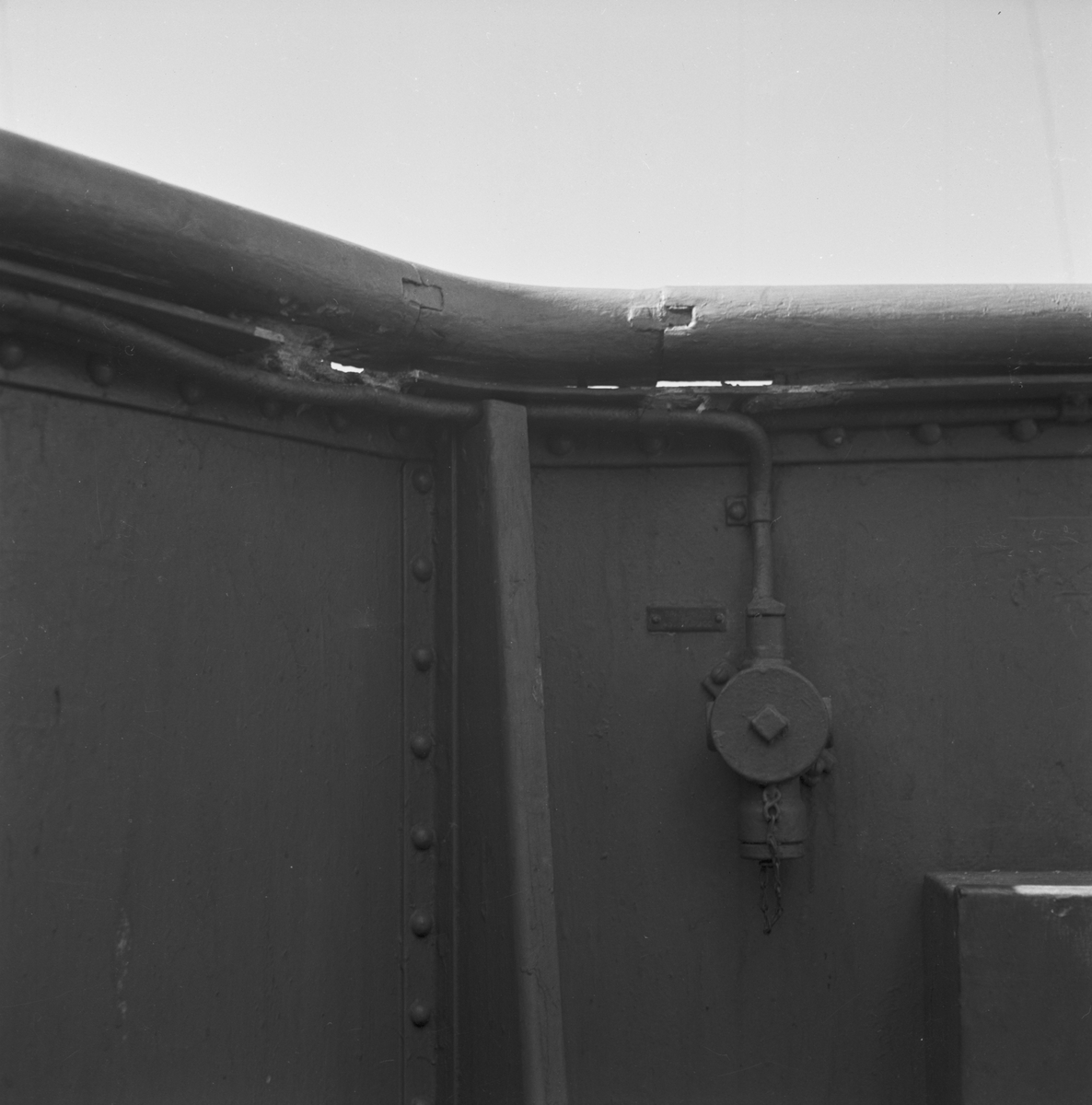 "Tre Kronar" frätskador å skott skarvsekt. - Marinmuseum / DigitaltMuseum