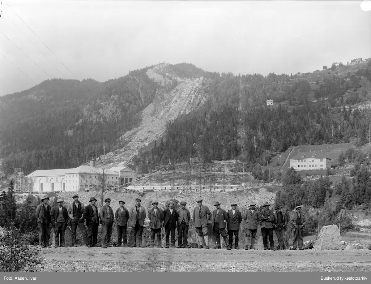 Arbeidere ved anlegget Bygging av Nore I og Nore II kraftstasjoner. Gruppebilde i en ...