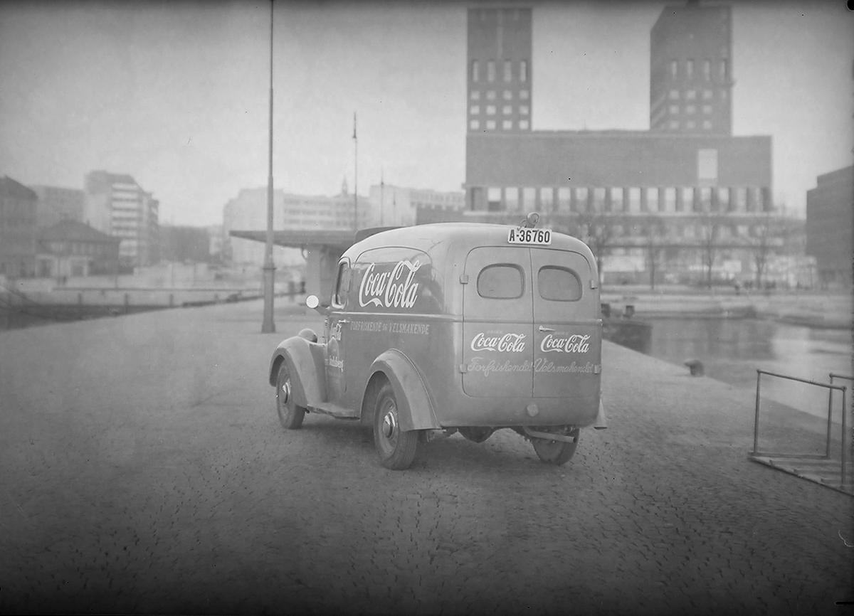 Prot: Coca Cola bilen på bryggen - Norsk Folkemuseum / DigitaltMuseum