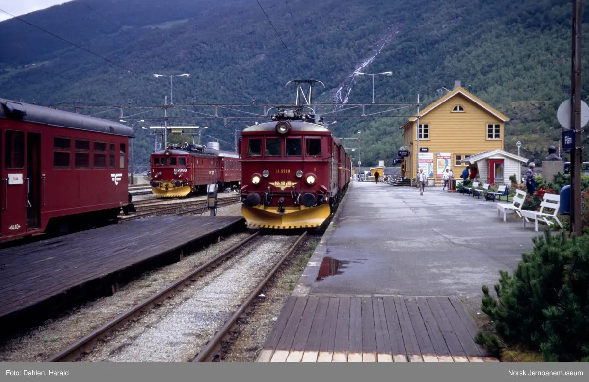 Elektrisk lokomotiv El 11 2110 med persontog til Myrdal på Flåm stasjon ...