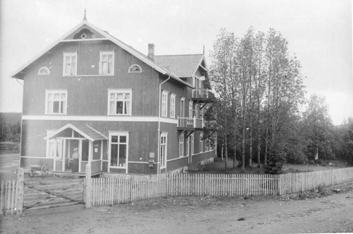 I Nord Gudbrandsdalen. Stor bygning, utvendig panel, karnapp ...