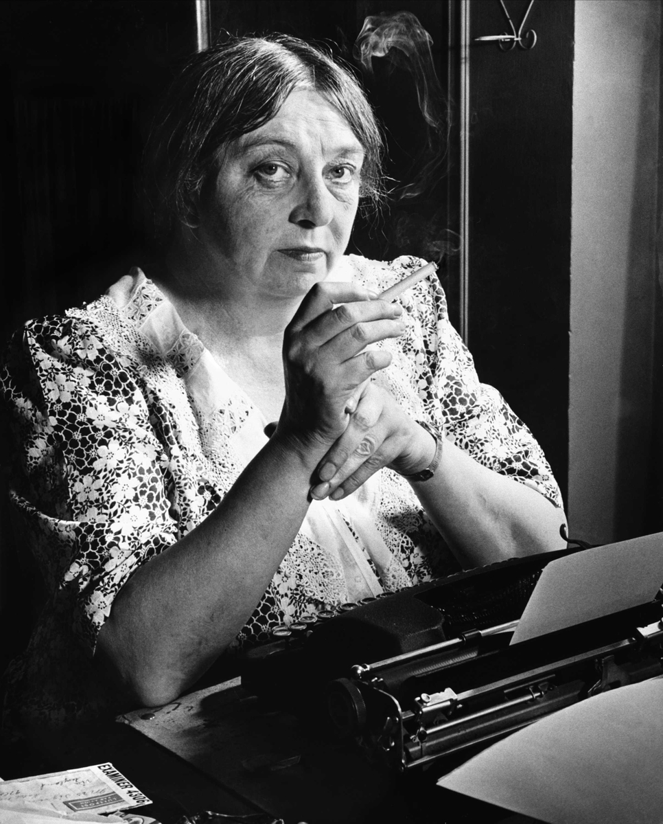 Sigrid Undset ved skrivebordet, hotel Margaret, New York - Bjerkebæk ...