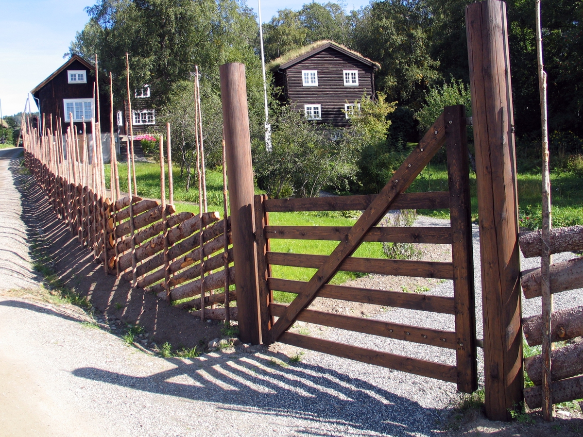 DOK:2006, Bjerkebæk, hus, gjerde, grind, - Bjerkebæk, Sigrid Undsets ...