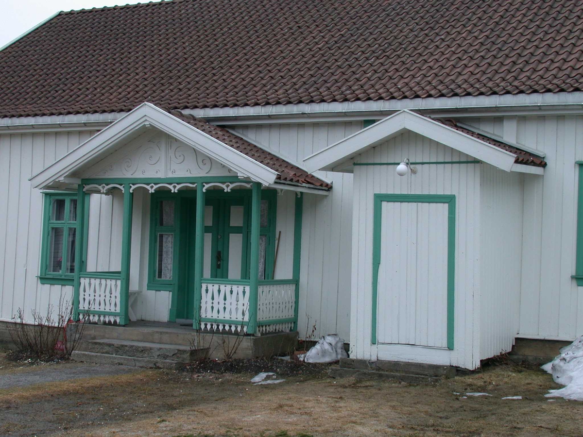 Skårer gård Våningshus detalj to inngangsdører. Den ene med overbygg ...