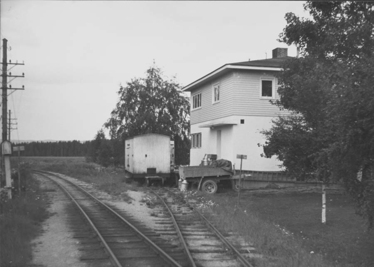 Mork meieri og sidespor med hensatt vogn S 62. Vognen gikk i turnus ...
