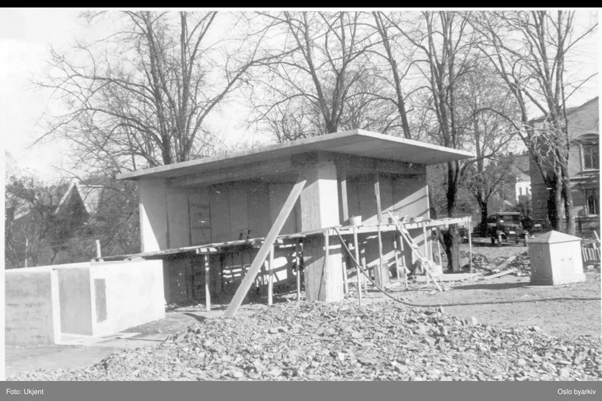 Leskur i funkis-stil (under bygging) og barneurinal ved lekeplassen på ...