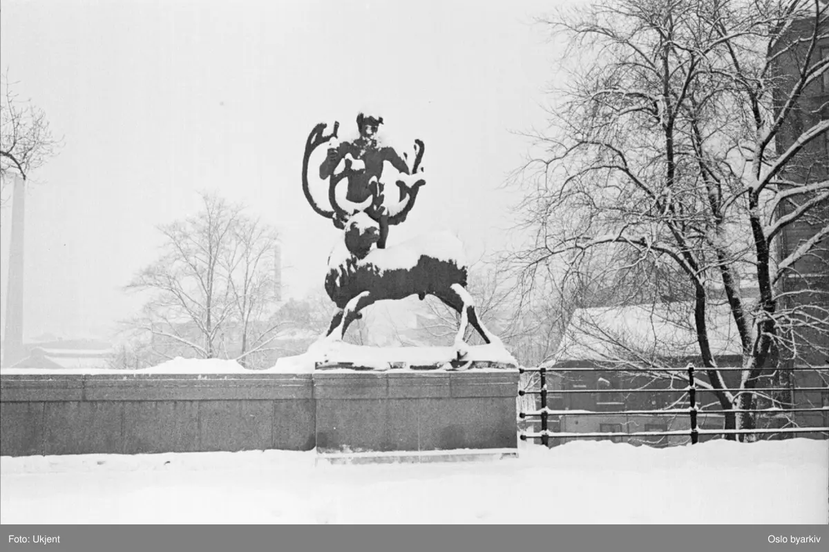 Ankerbrua med skulpturen "Per Gynt" av Dyre Vaa. Ved Akerselva - Oslo ...