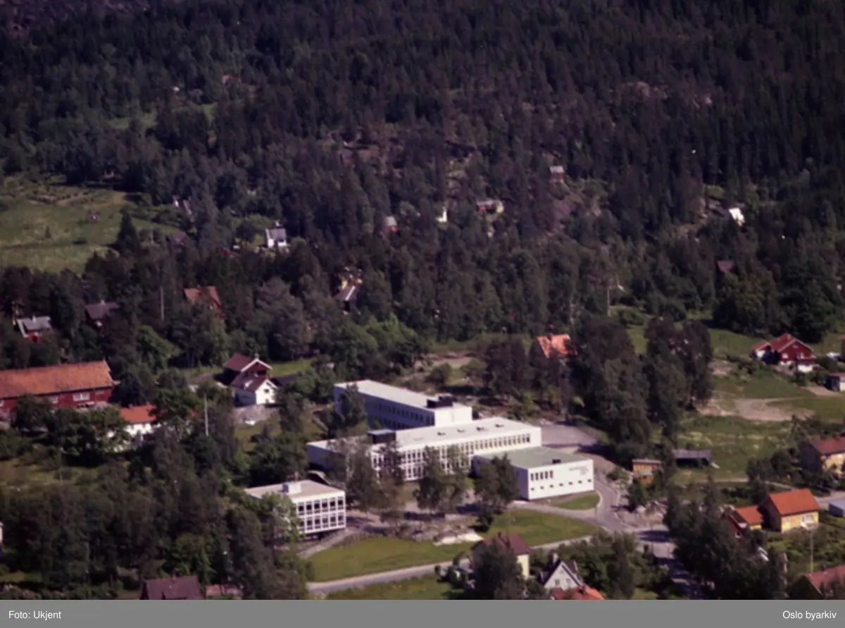 Nordstrand, Munkerud skole, Oberst Rodes vei. (Flyfoto) - Oslo byarkiv ...