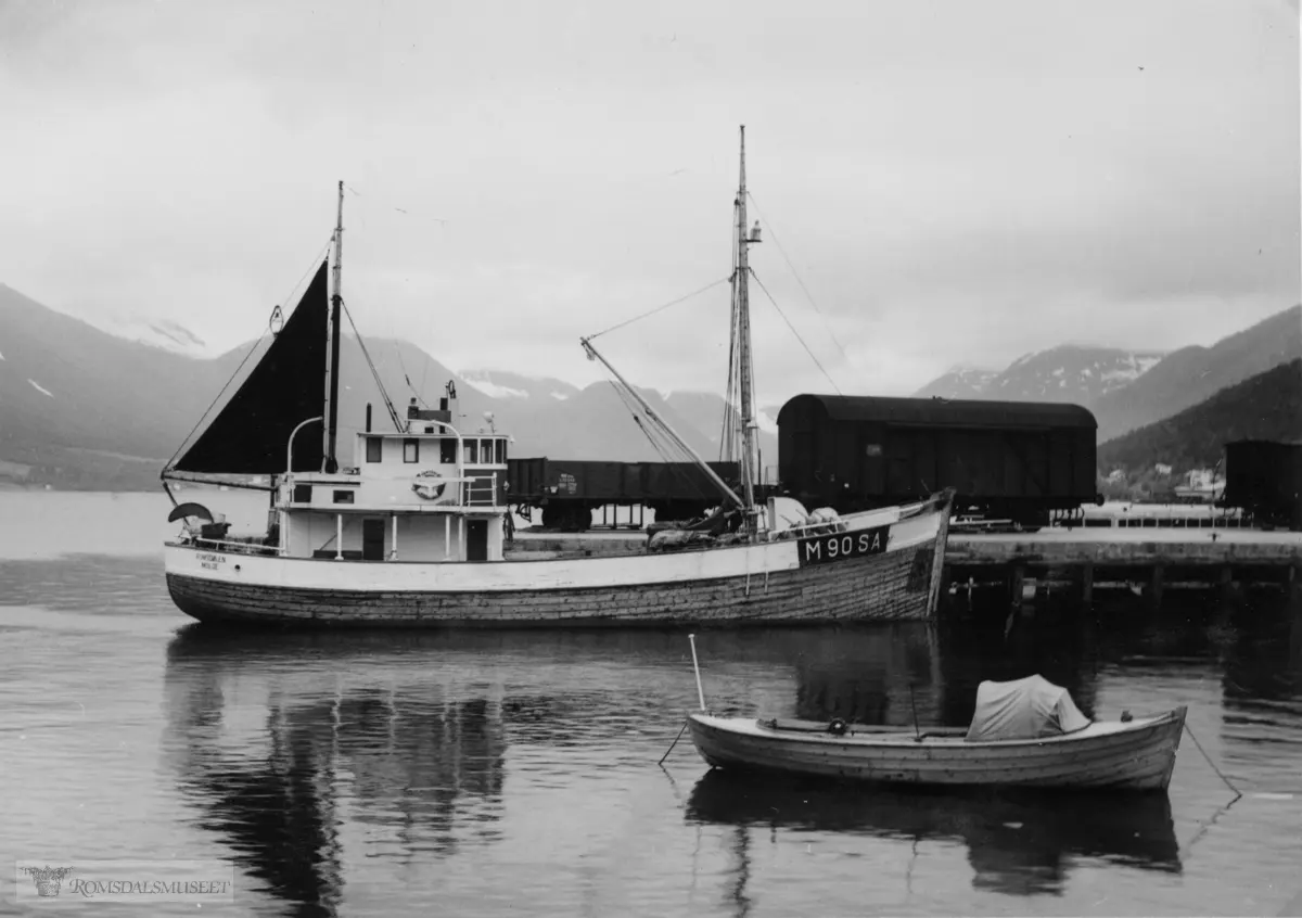 Ved jernbanekaia..Skuta er "Romsdølen" av Molde, M.90.SA..Båten er ...