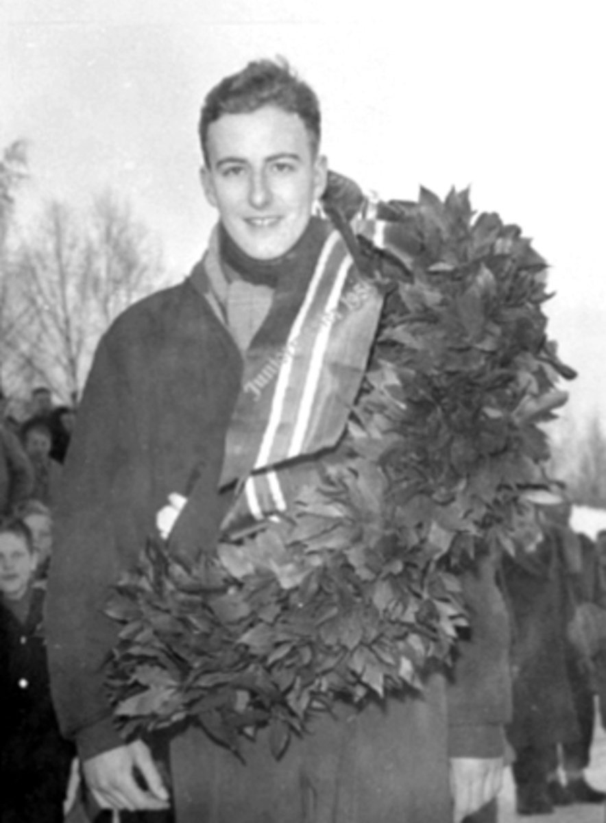 SKØYTELØPER: FINN THORSEN NORGESMESTER JUNIOR MED LAUBÆRKRANS, H. I. L ...