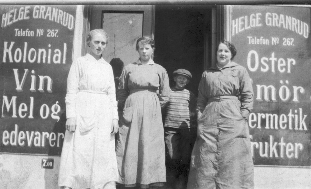 Helge Graneruds Kolonialforretning, Torggata 73, Hamar. Fra v ...