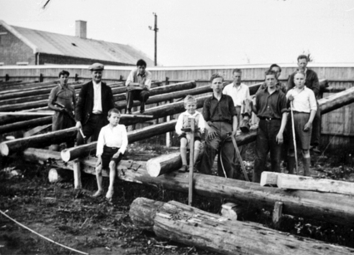 GR. 11 PERSONER, BYGGER TRIBUNER, BRISKEBY STADION, DUGNAD. Fv: Arve ...