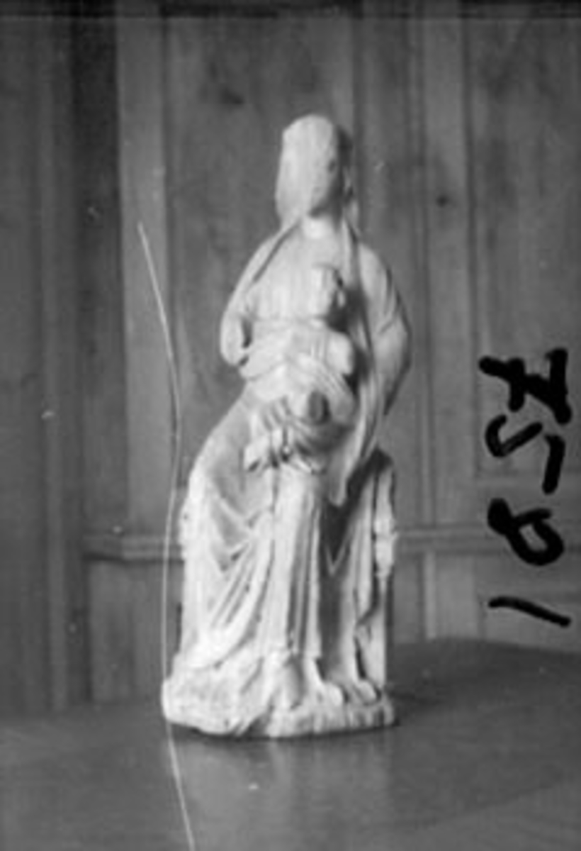 MADONNA MED BARNET, TRESKULPTUR, HUSEBY MADONNAEN - Anno Domkirkeodden ...