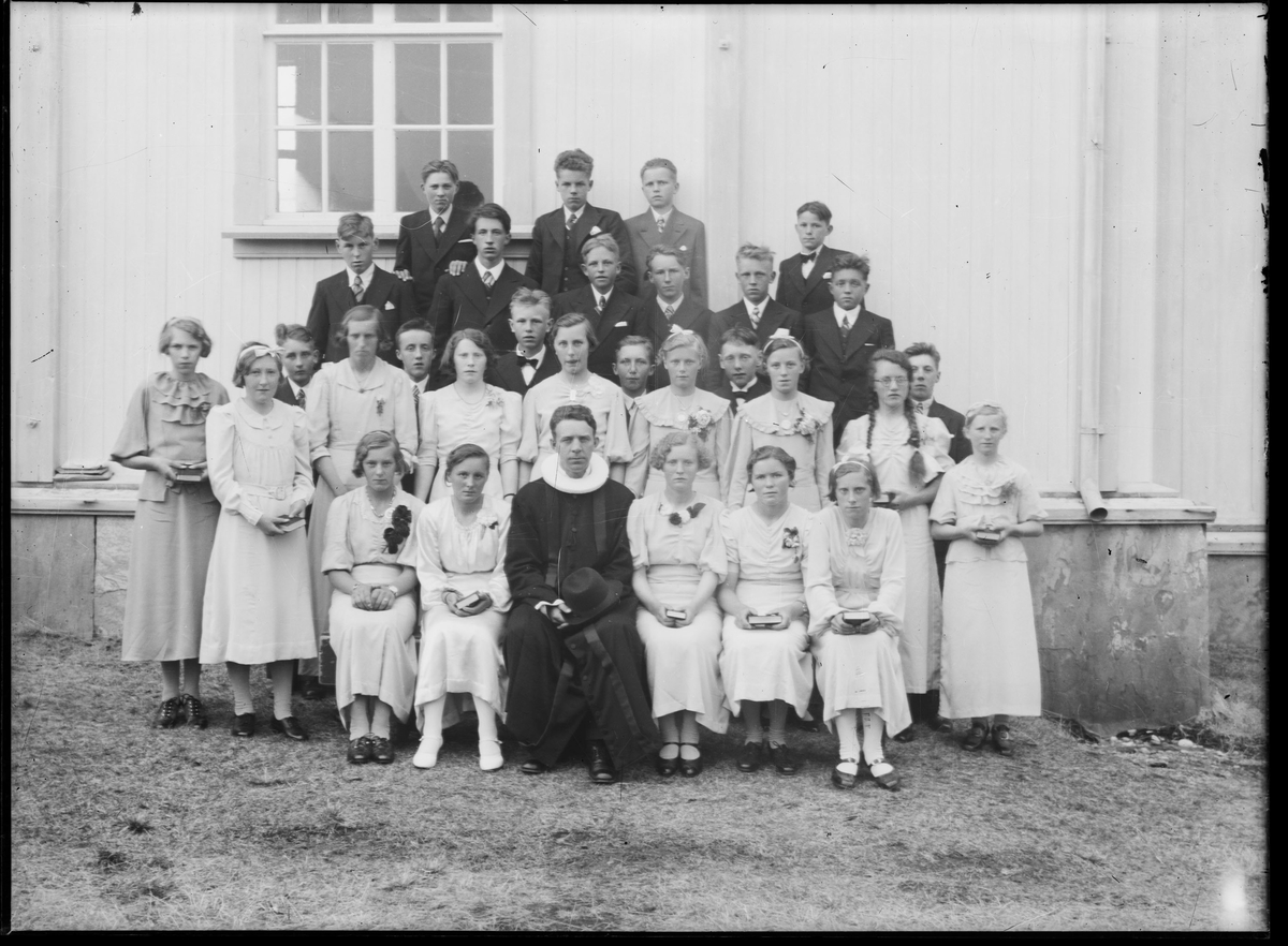 Konfirmanter ved Brekken kirke, 1938 - Rørosmuseet / DigitaltMuseum Konfirmanter ved Brekken kirke, 1938 - Rørosmuseet / DigitaltMuseum