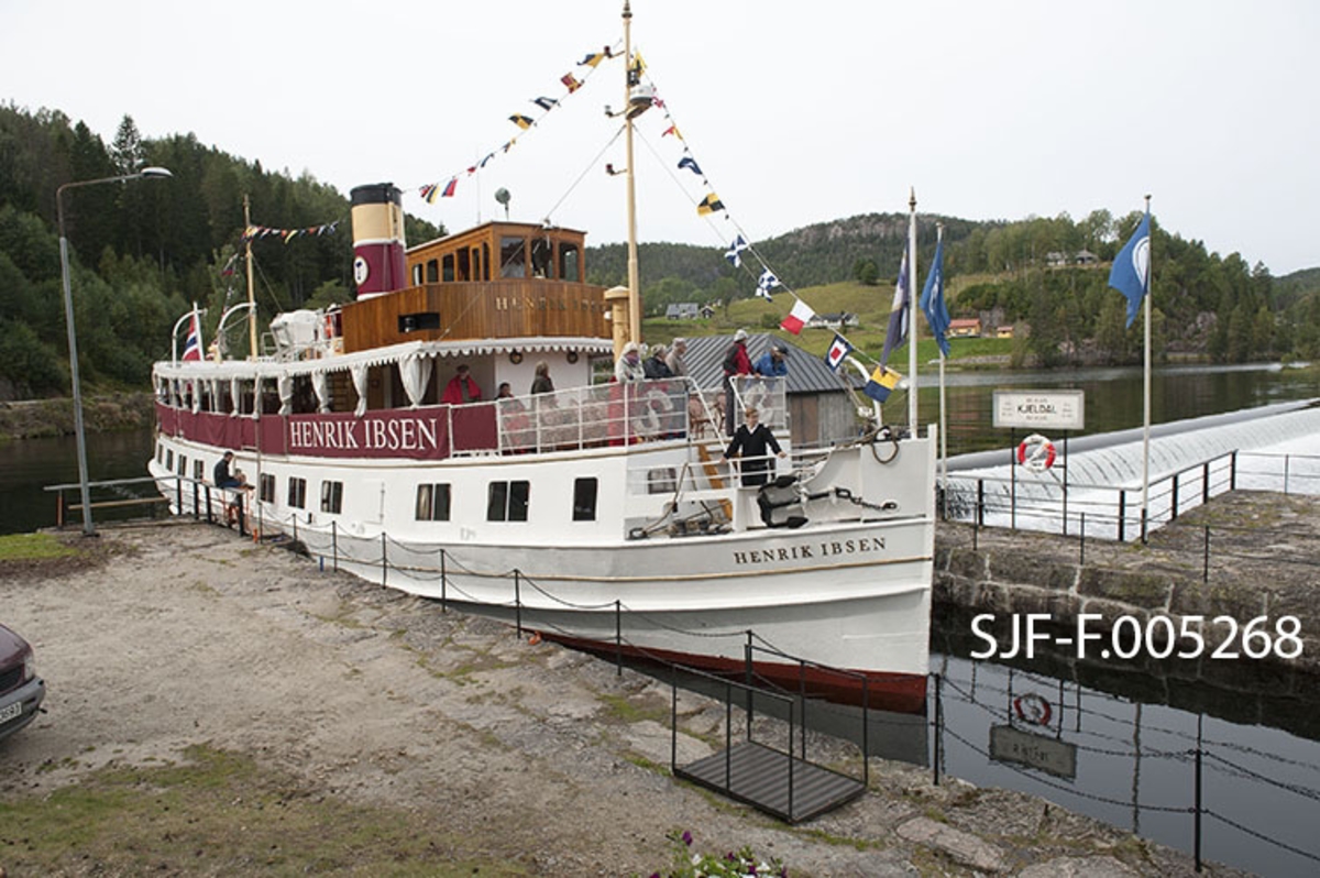 Turistbåten «Henrik Ibsen» på veg mot Kjeldal sluse i Bandak-Norsjø ...