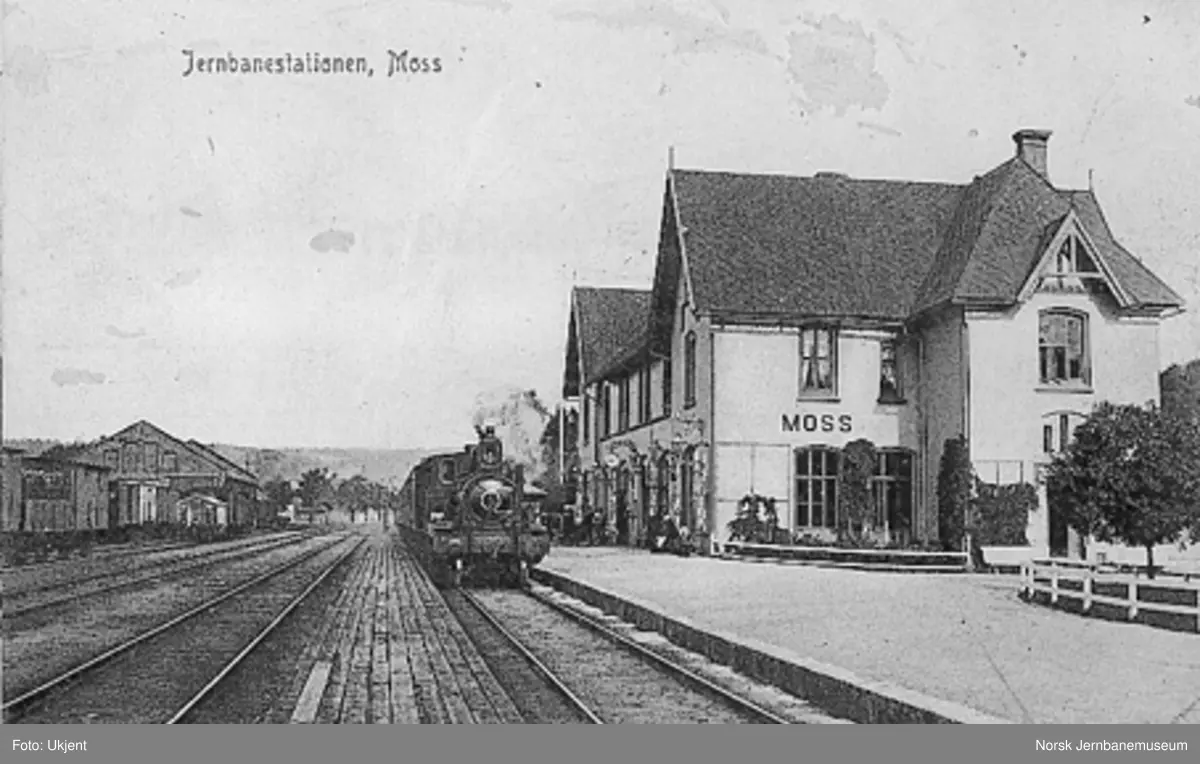 Moss stasjon med stasjonsbygningen og damplokomotiv med tog - Norsk ...