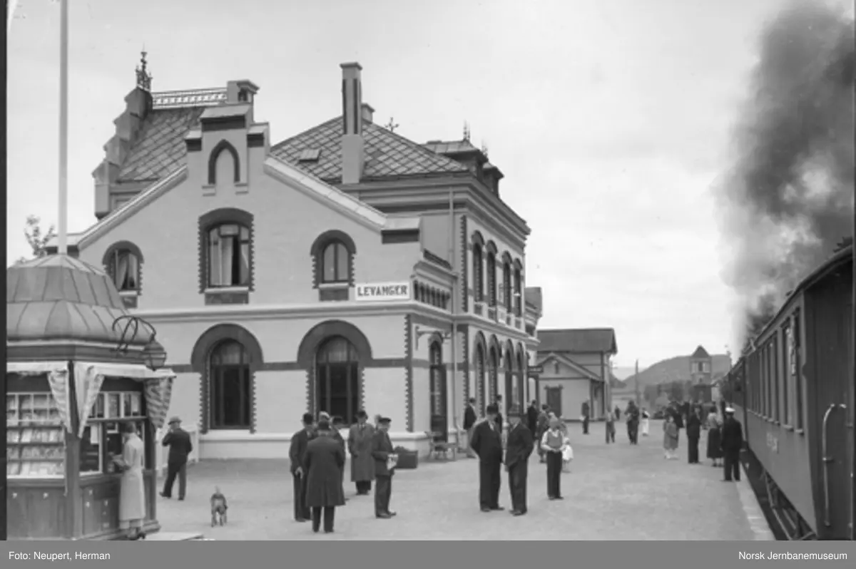 Levanger stasjon med reisede og persontog i spor 1 - Norsk ...