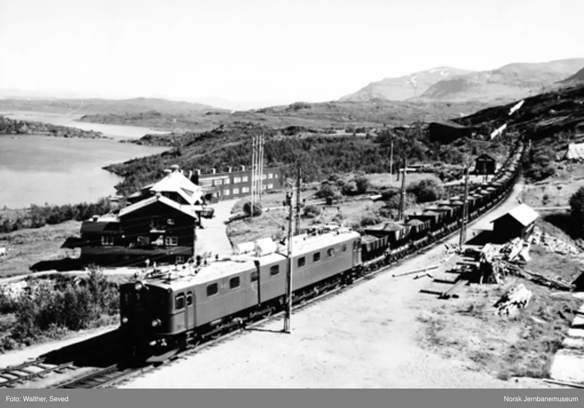 NSB elektrisk lokomotiv El 12 nr 2115 med malmtog ved Riksgränsen ...