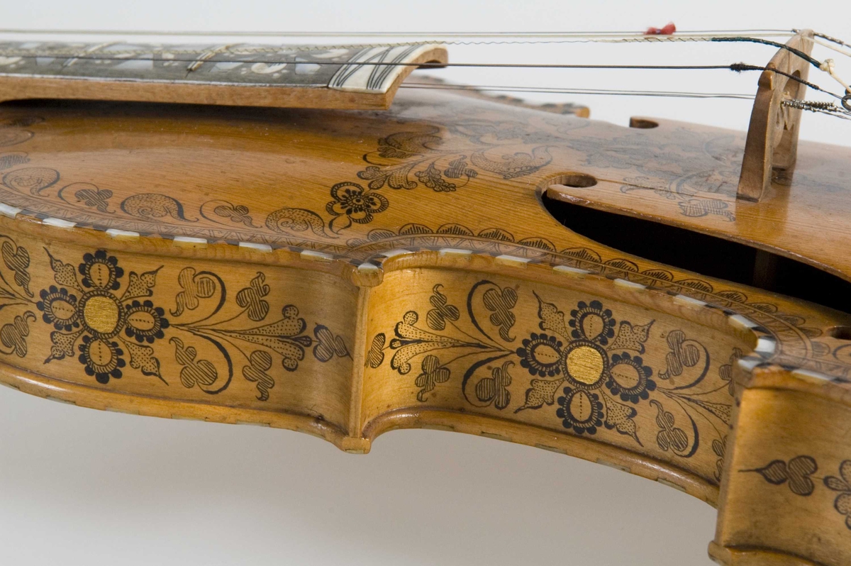 Hardingfele - Norsk Folkemuseum / DigitaltMuseum