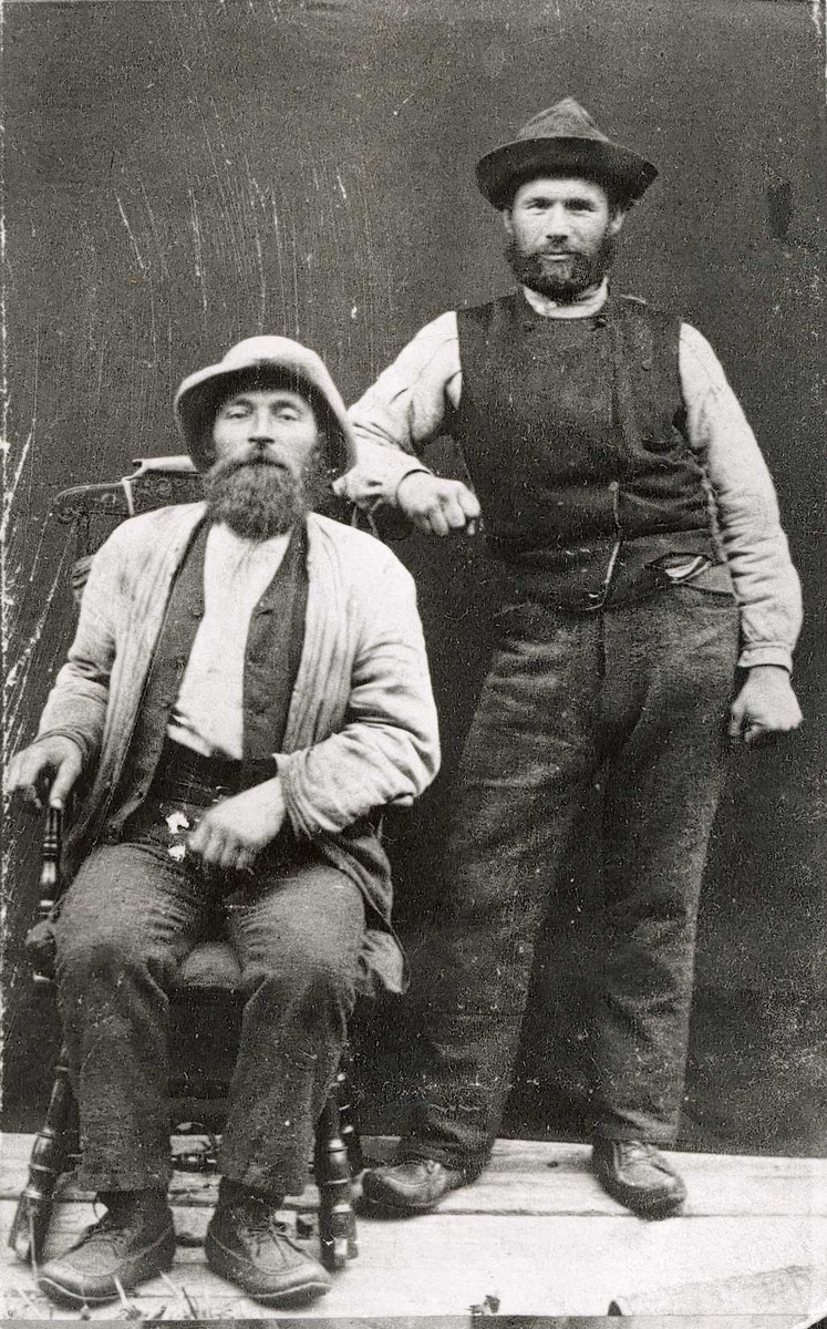 Portrett av husmann Kasper Knutsen f. 1853 stående og hans husbonde ...