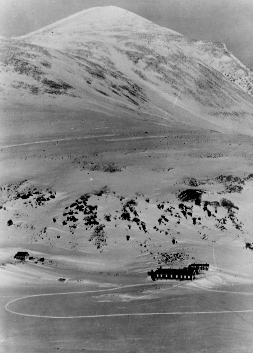 Rondvassbu i snødekt fjellandskap, fotografert mot Storronden i Rondane ...
