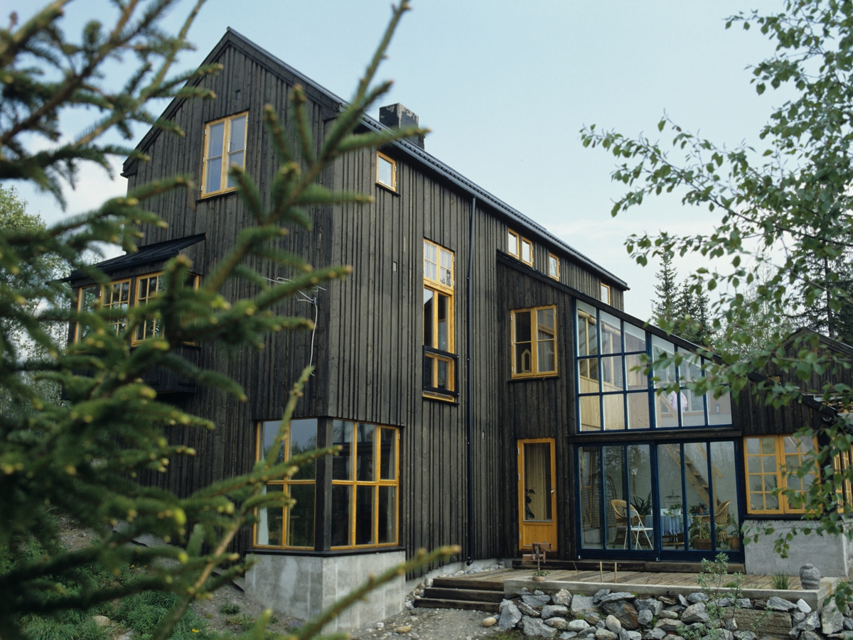 Bolighus bygget i 1985 i Aust-Torpa, Torpa, Nordre Land. Spisestuen er ...