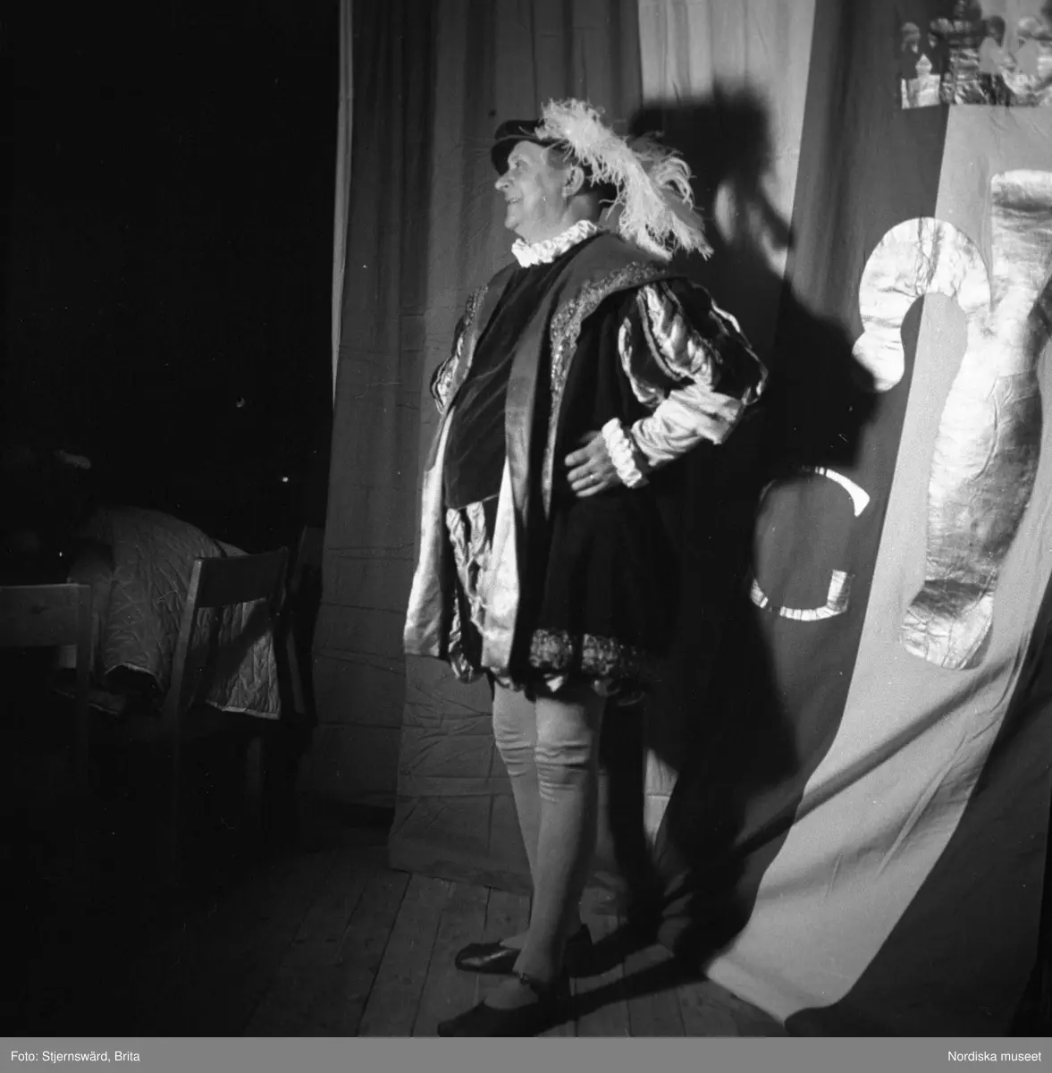 Maskeradfest med kläder från olika stilepoker. Nordiska museet och ...