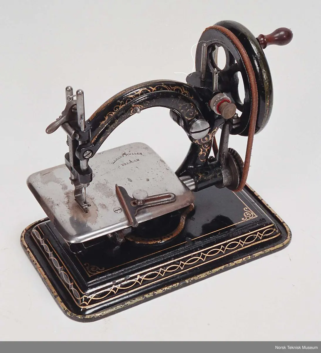 Symaskin - Norsk Teknisk Museum / DigitaltMuseum