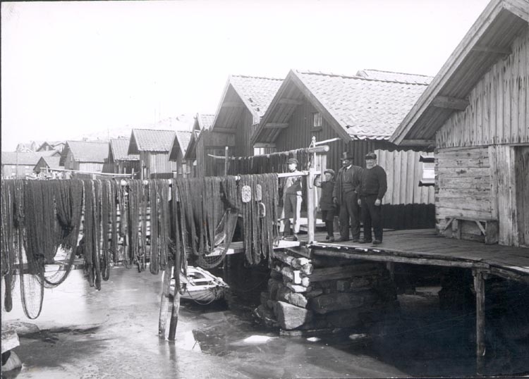 Notering på kortet: "GRAVARNE". "GAMLA FISKEBODAR". "FOTO (C61) DAN ...
