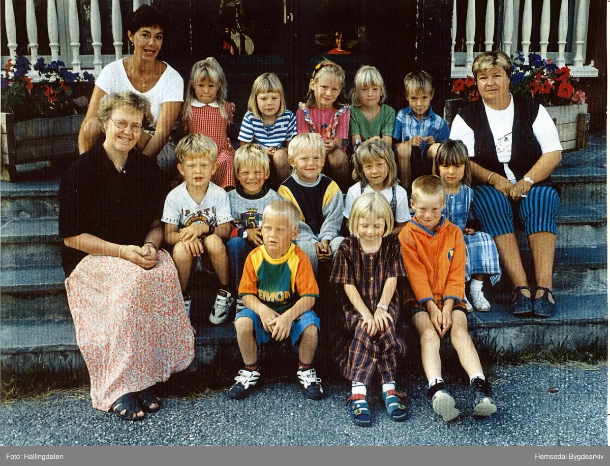 Fyrsteklassingane ved Tuv skule i 1997. Fyrste rekke frå venstre: Lasse ...